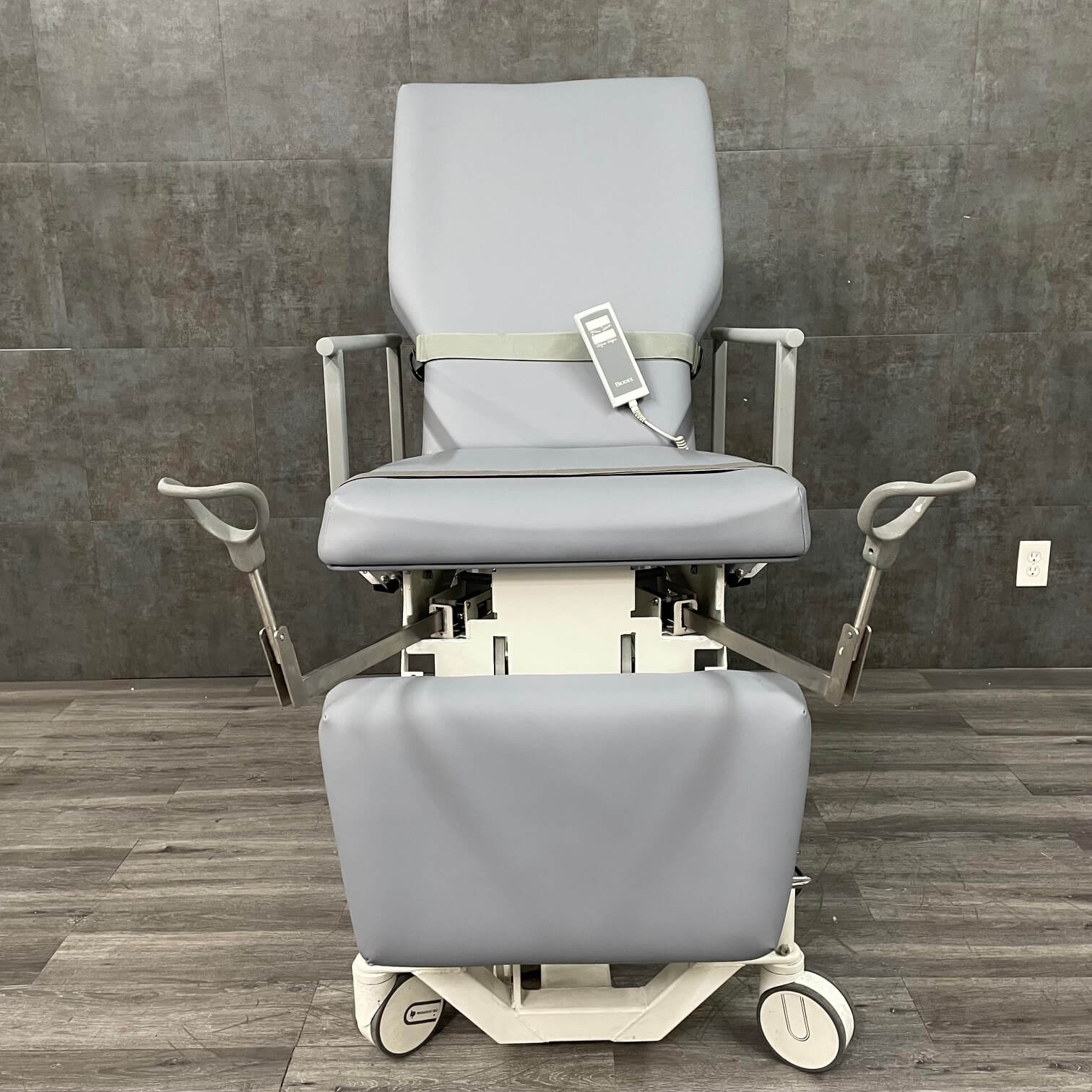 Biodex Ultra Pro 056-694 Medical Treatment Table with Stirrups