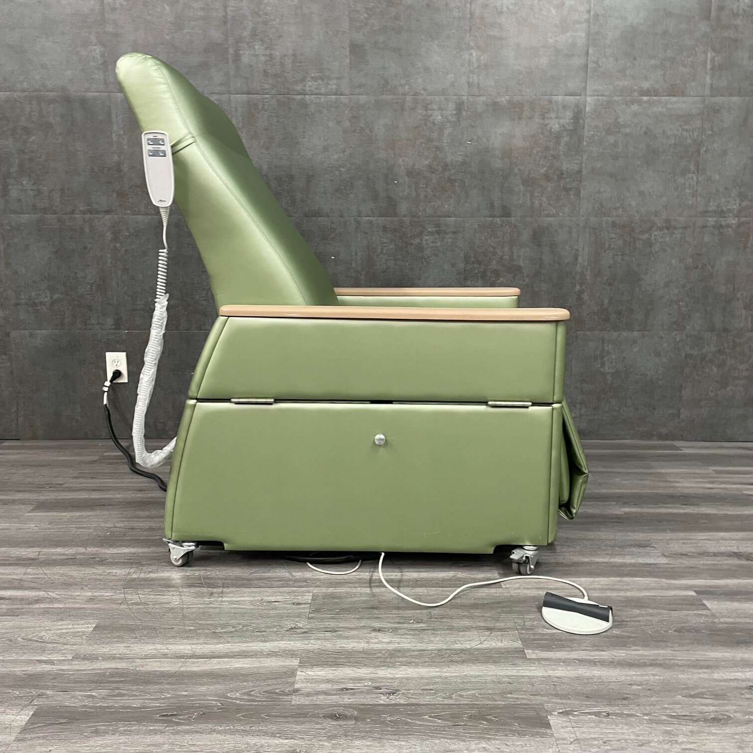 IOA Eva Sleeper Mobile Clinical Recliner - – Angelus Medical and Optical
