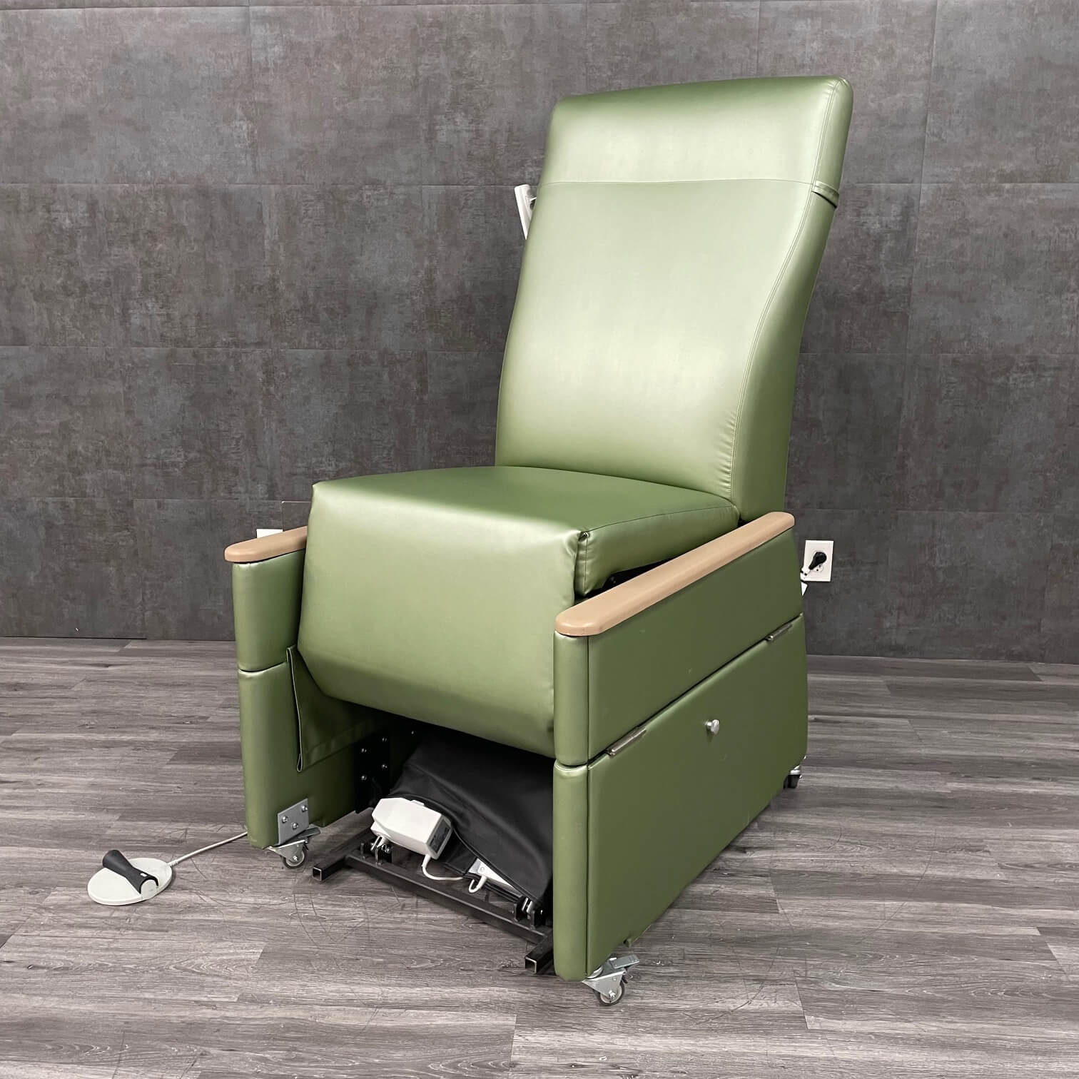 IOA Eva Sleeper Mobile Clinical Recliner