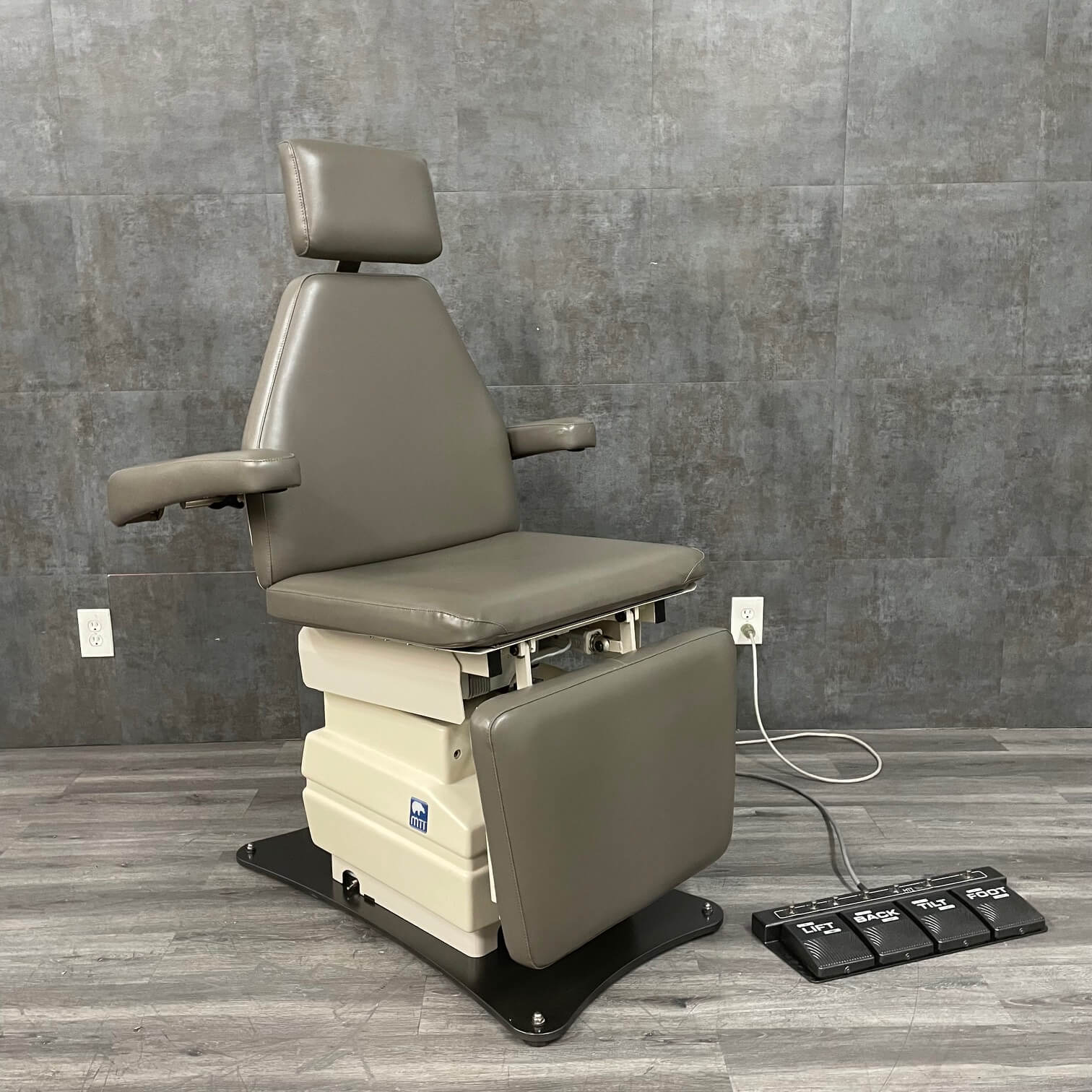 MTI 530 Programmable Podiatry Chair w Foot Control