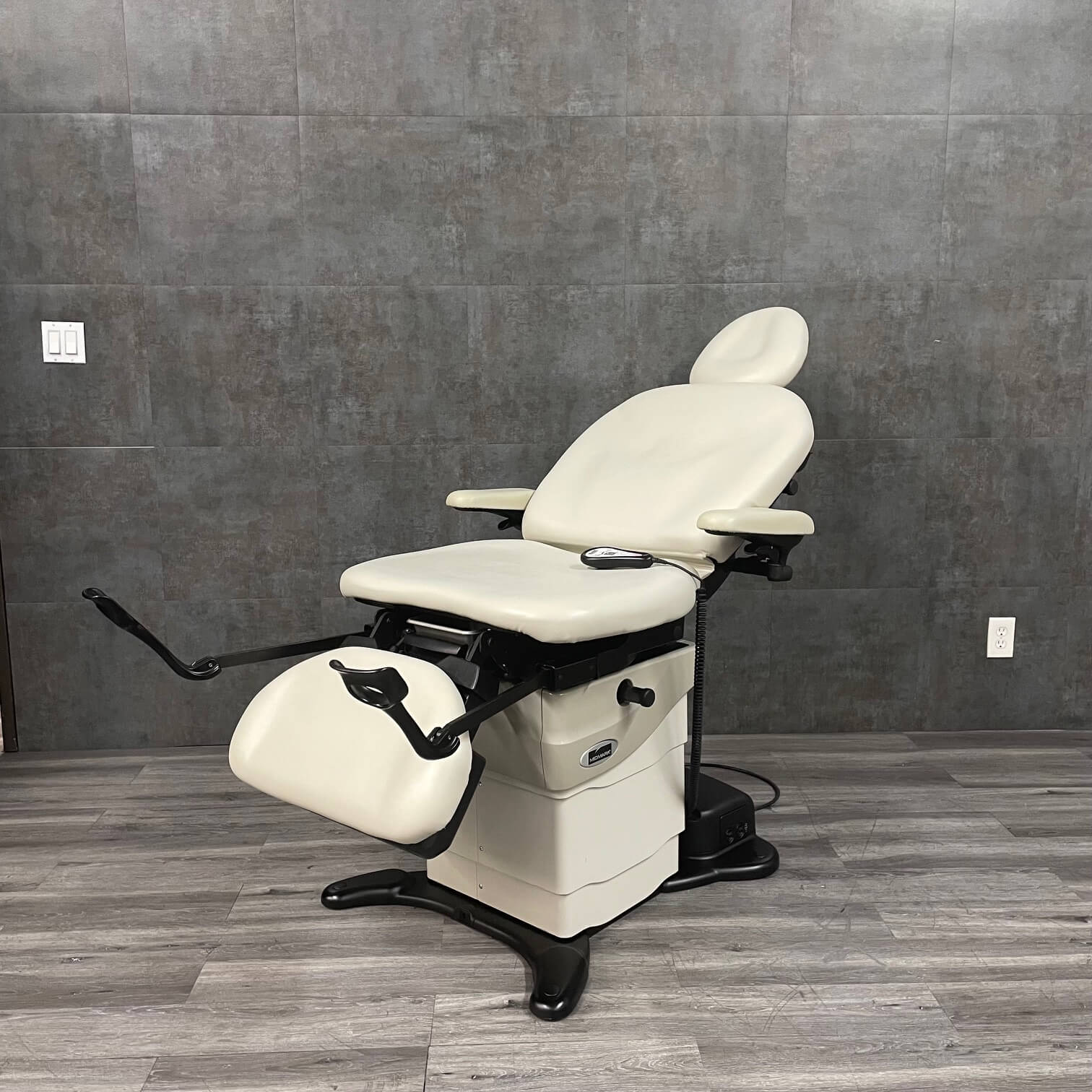 Midmark 630 HUMANFORM Procedure Chair
