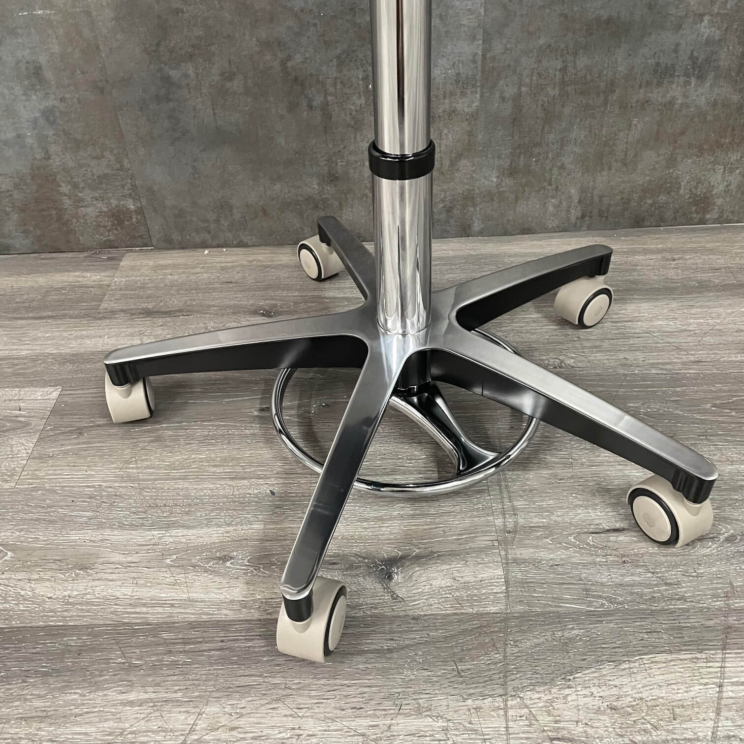 Pedigo Hydraulic Stool with 5 caster aluminum base
