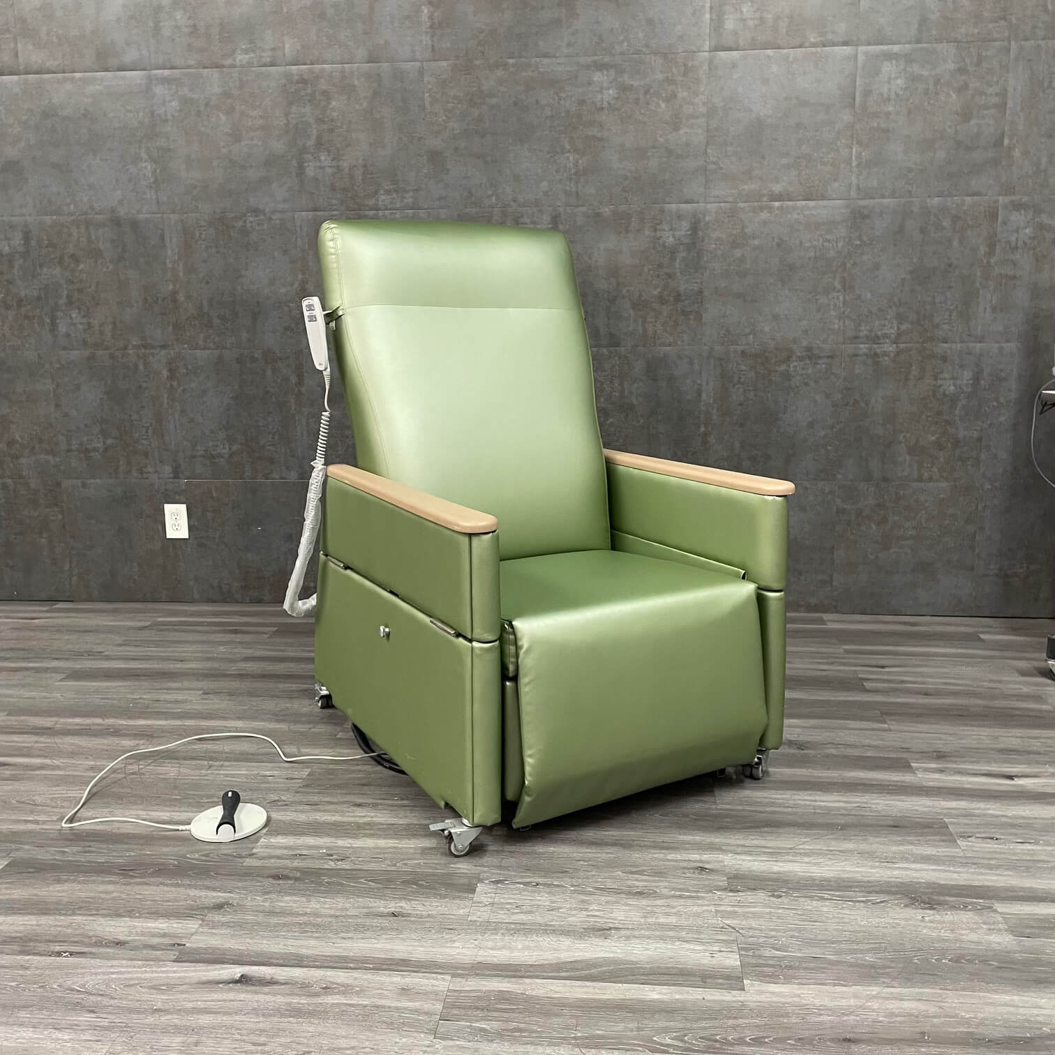 IOA Eva Sleeper Mobile Clinical Recliner