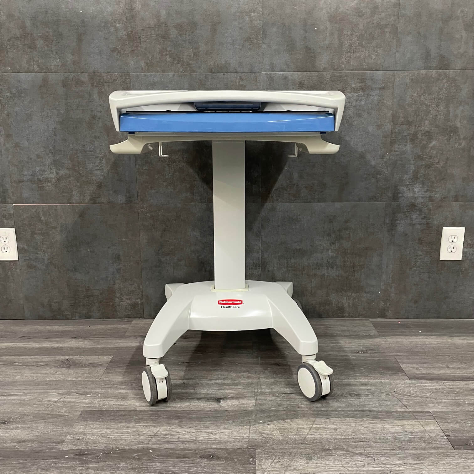 Rubbermaid Medical Mobile Cart M401 | Healthcare Workstation Near Los ...