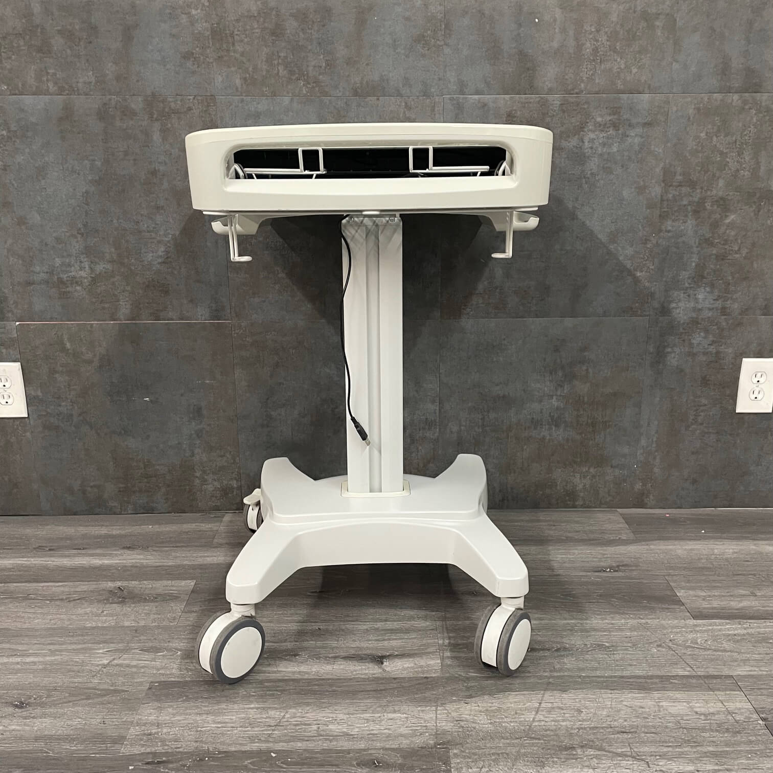 Rubbermaid Medical Mobile Cart M401 | Healthcare Workstation Near Los ...