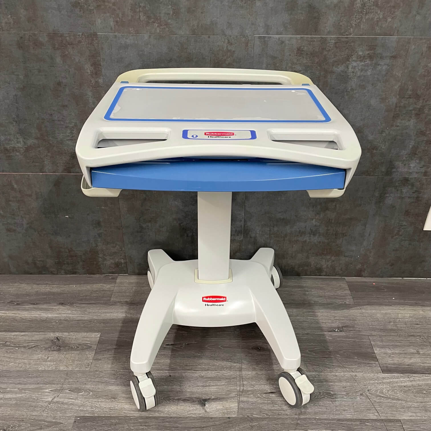 Rubbermaid Medical Mobile Cart M401 | Healthcare Workstation Near Los ...