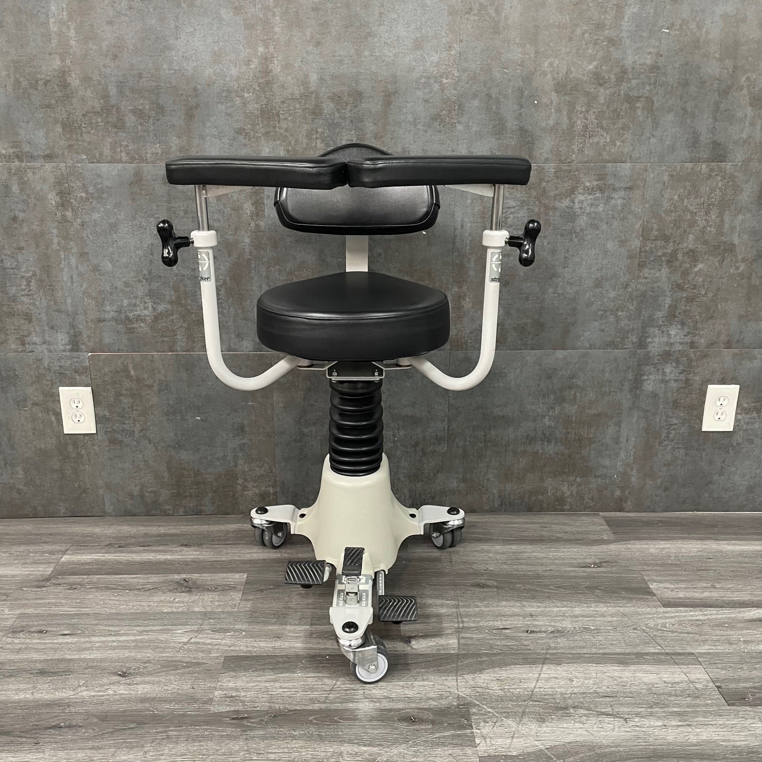 Stryker 830 Surgistool w Armrests