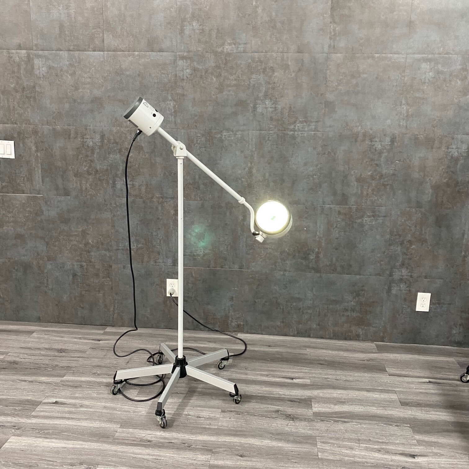 Berchtold Chromophare C 200 Mobile Examination Light