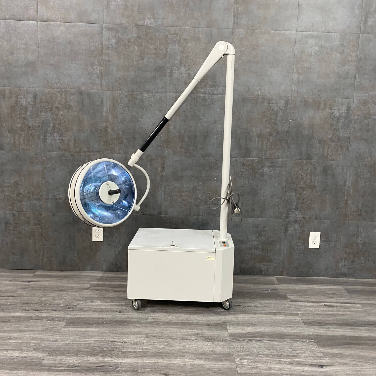 Birchtold Chromophare C 452 Mobile Surgical Light
