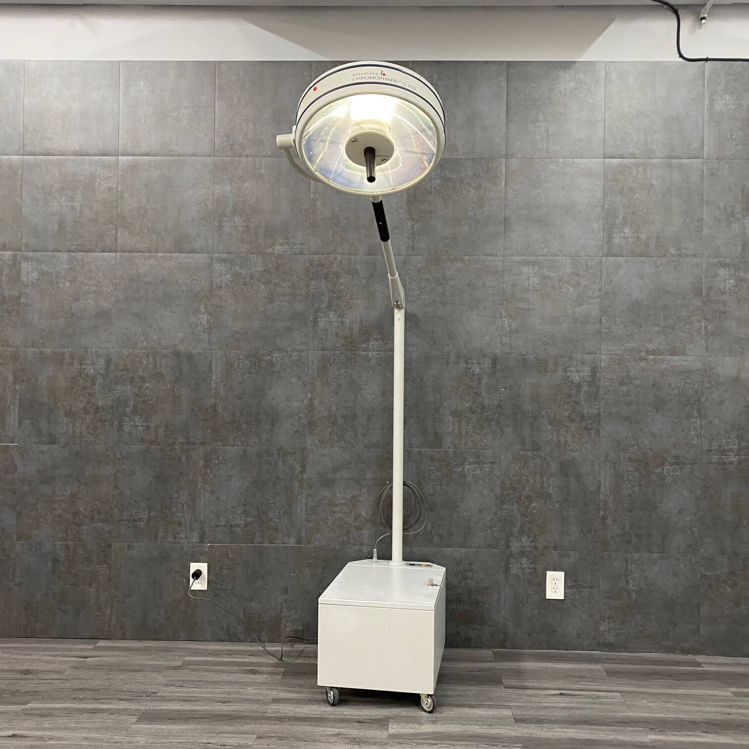 Birchtold Chromophare C 452 Mobile Surgical Light
