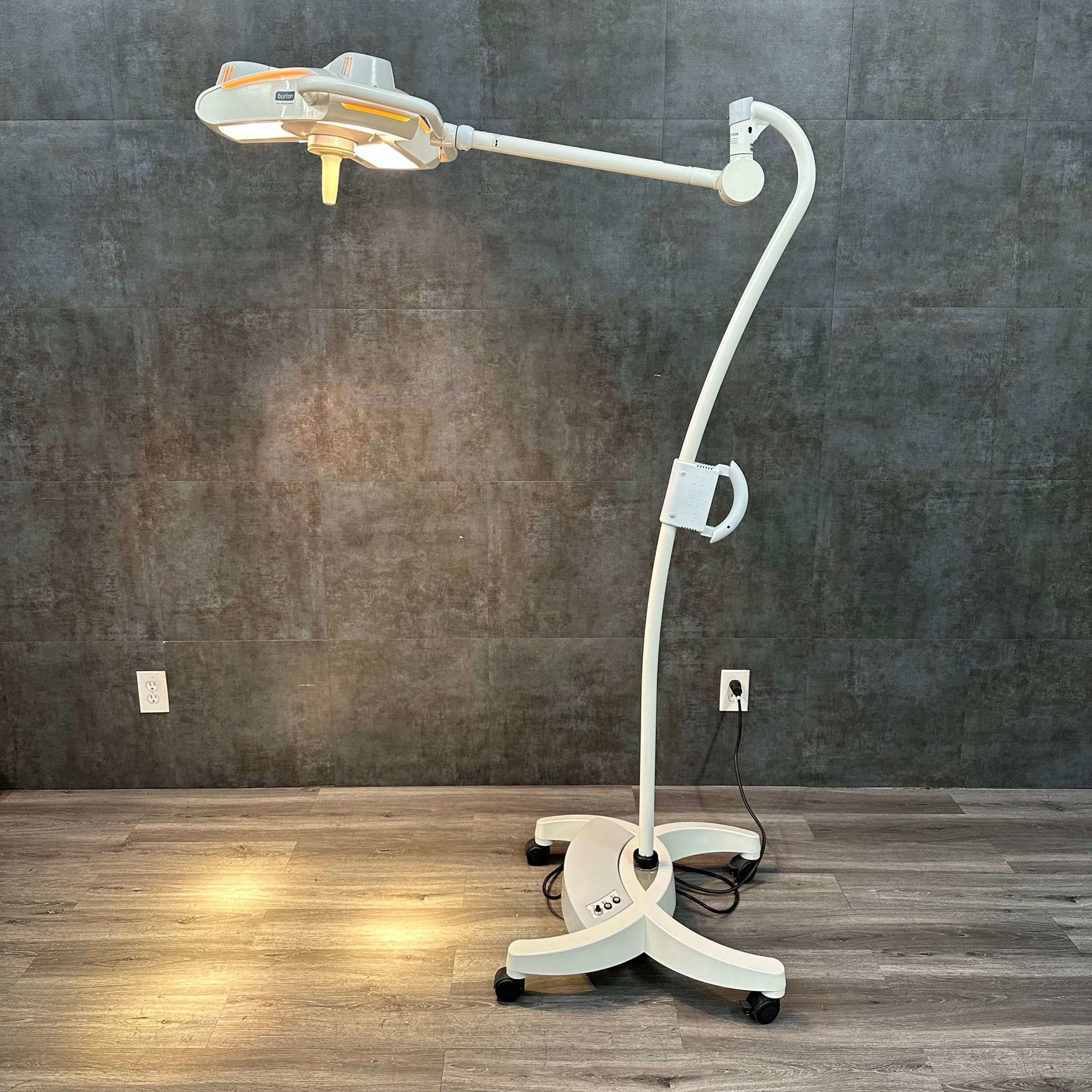 Burton AIM 100 Surgical Light - Burton Lighting
