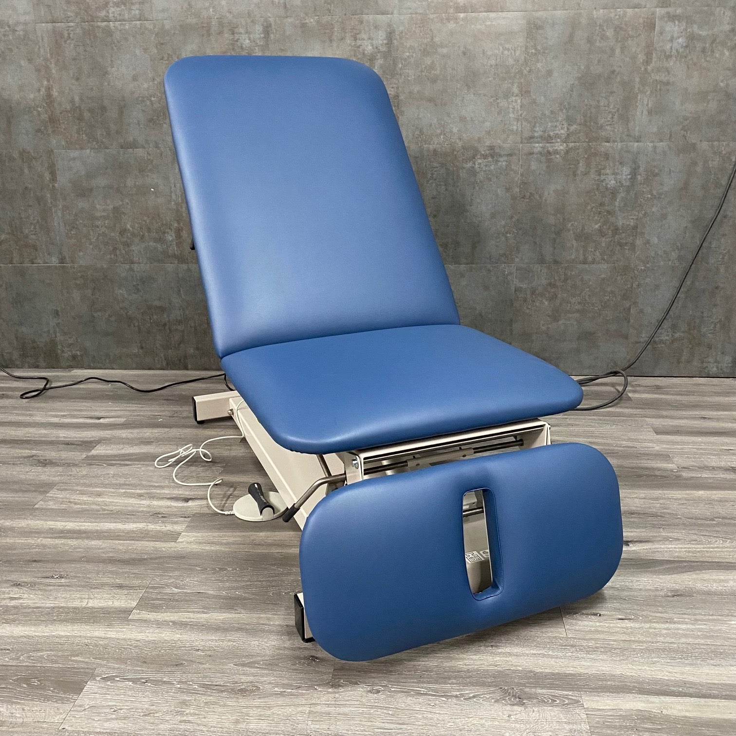 Clinton 8033 Power Treatment Table