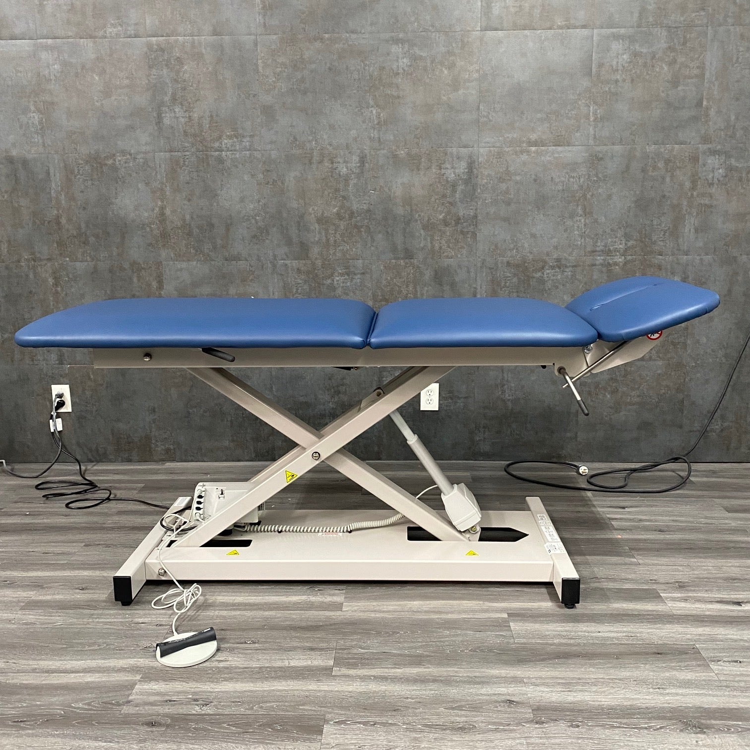 Clinton 8033 Power Treatment Table