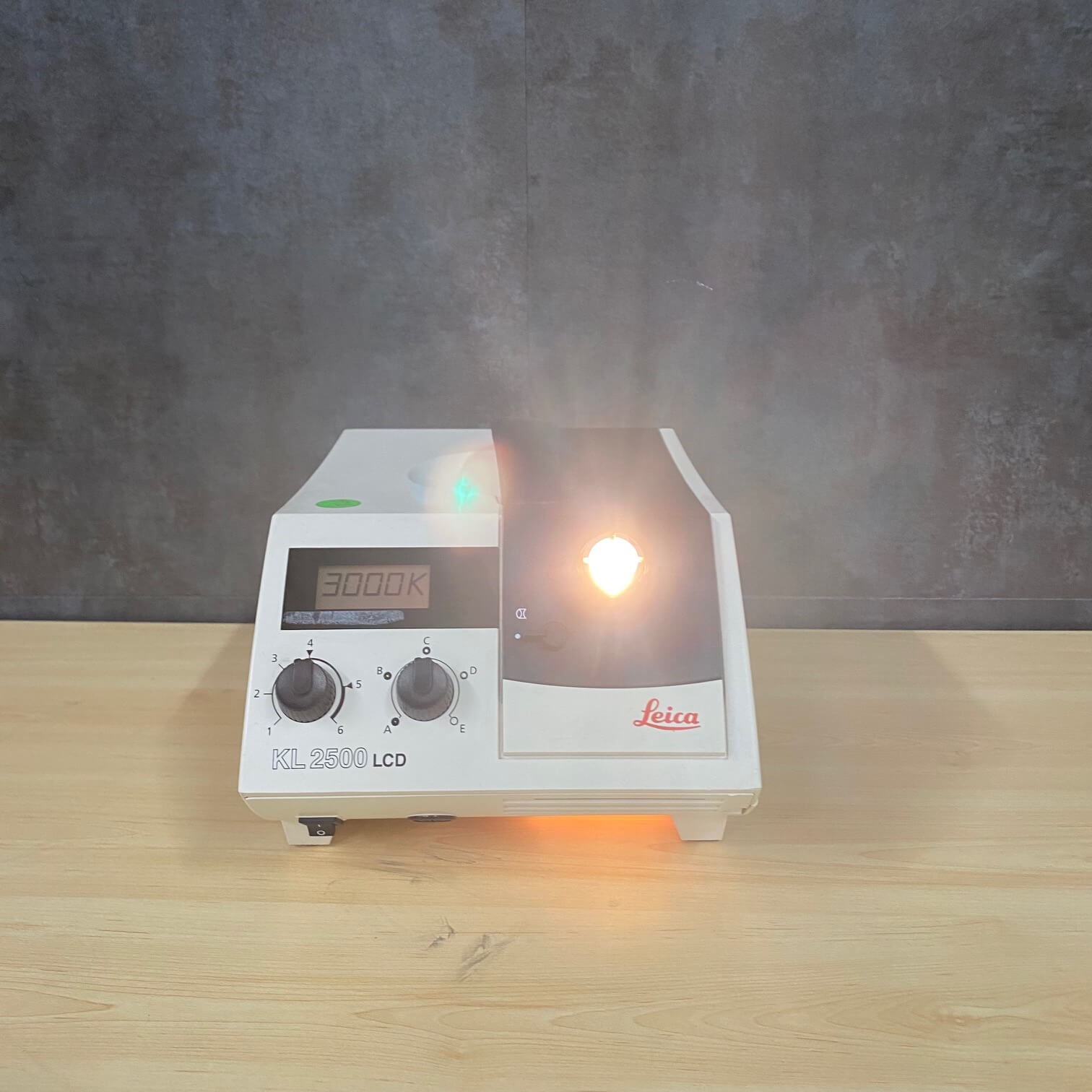 Leica KL 2500 LCD Cold Light Source