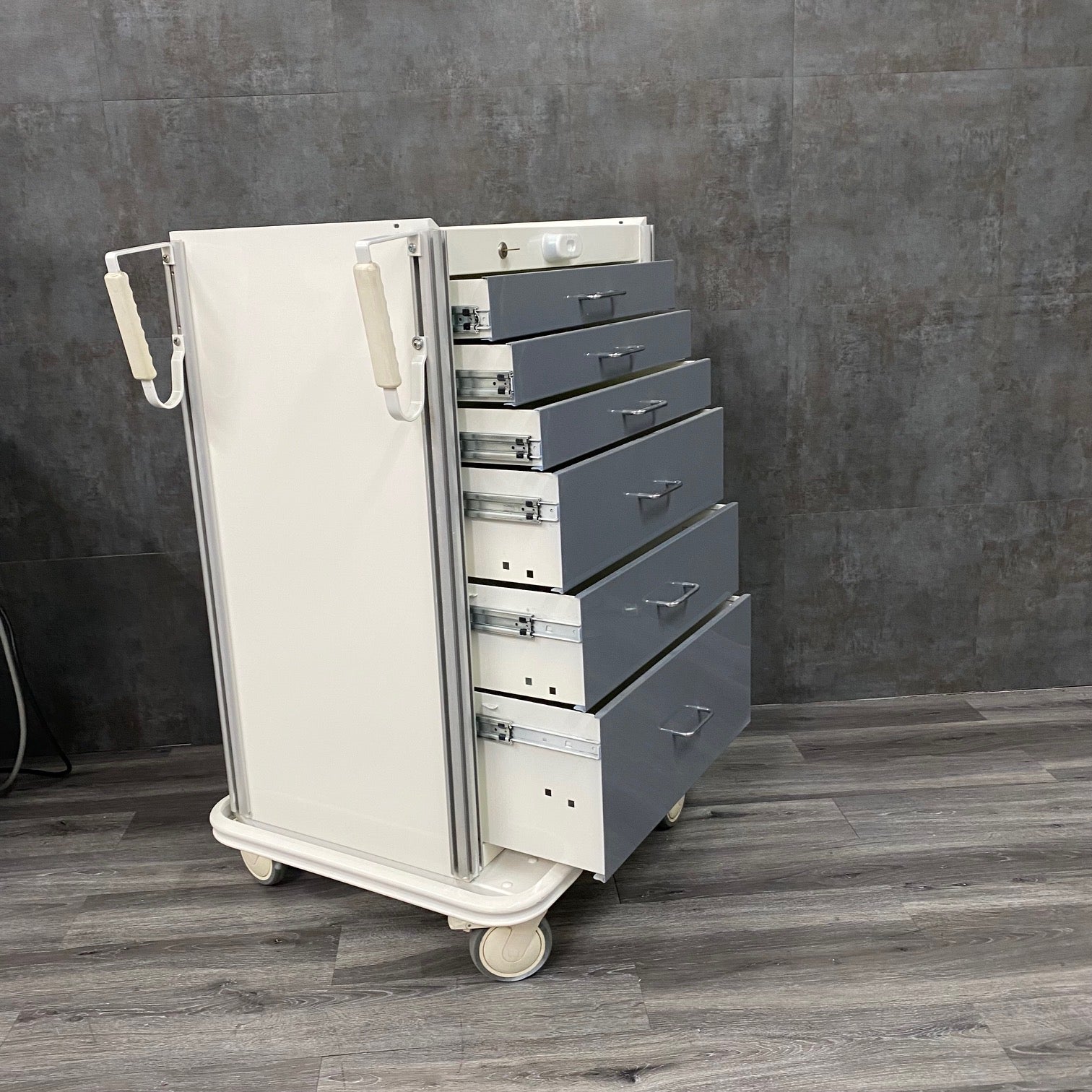 Medical Cart with 6 Drawers and Lock and Key (Refurbished)