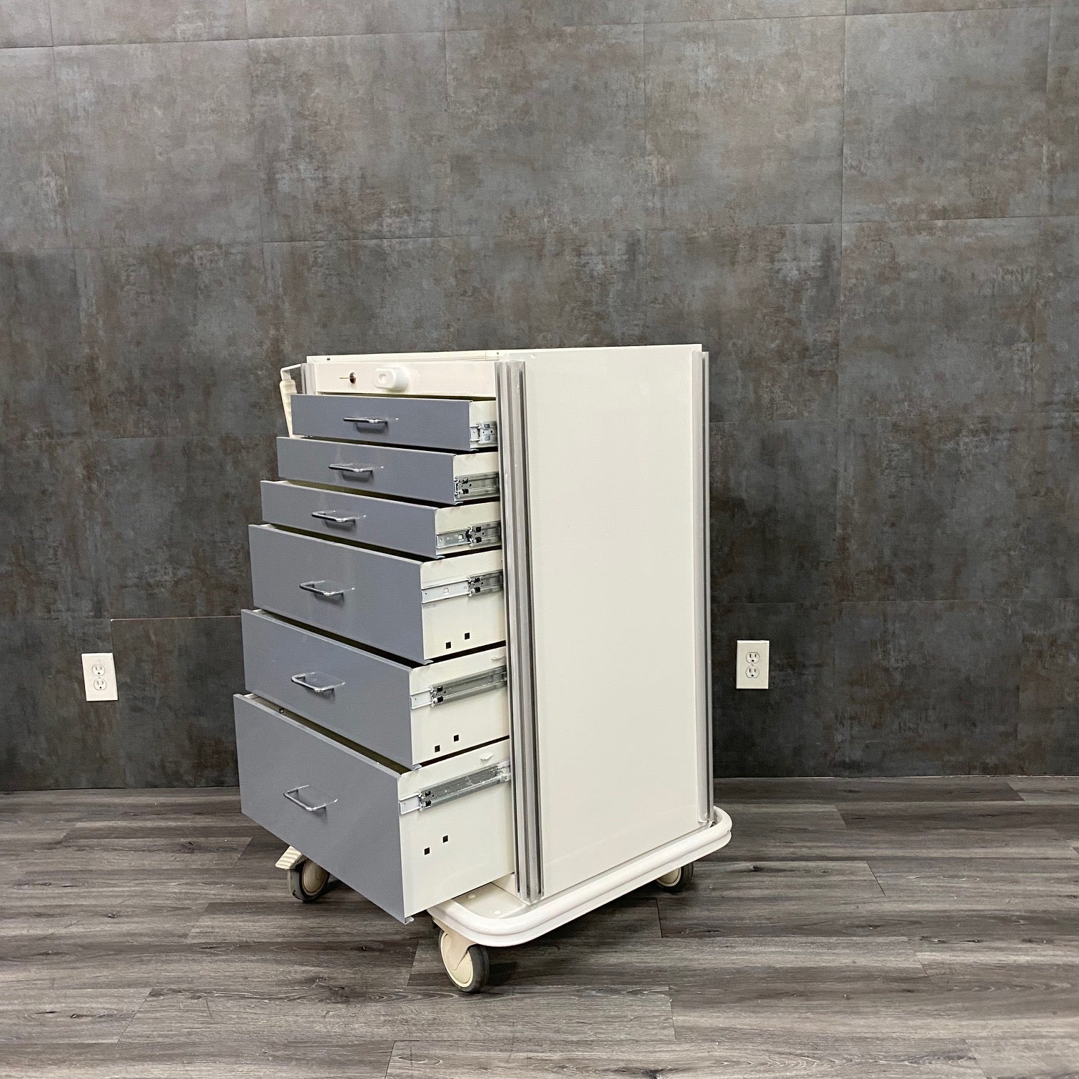 Medical Cart with 6 Drawers and Lock and Key (Refurbished)