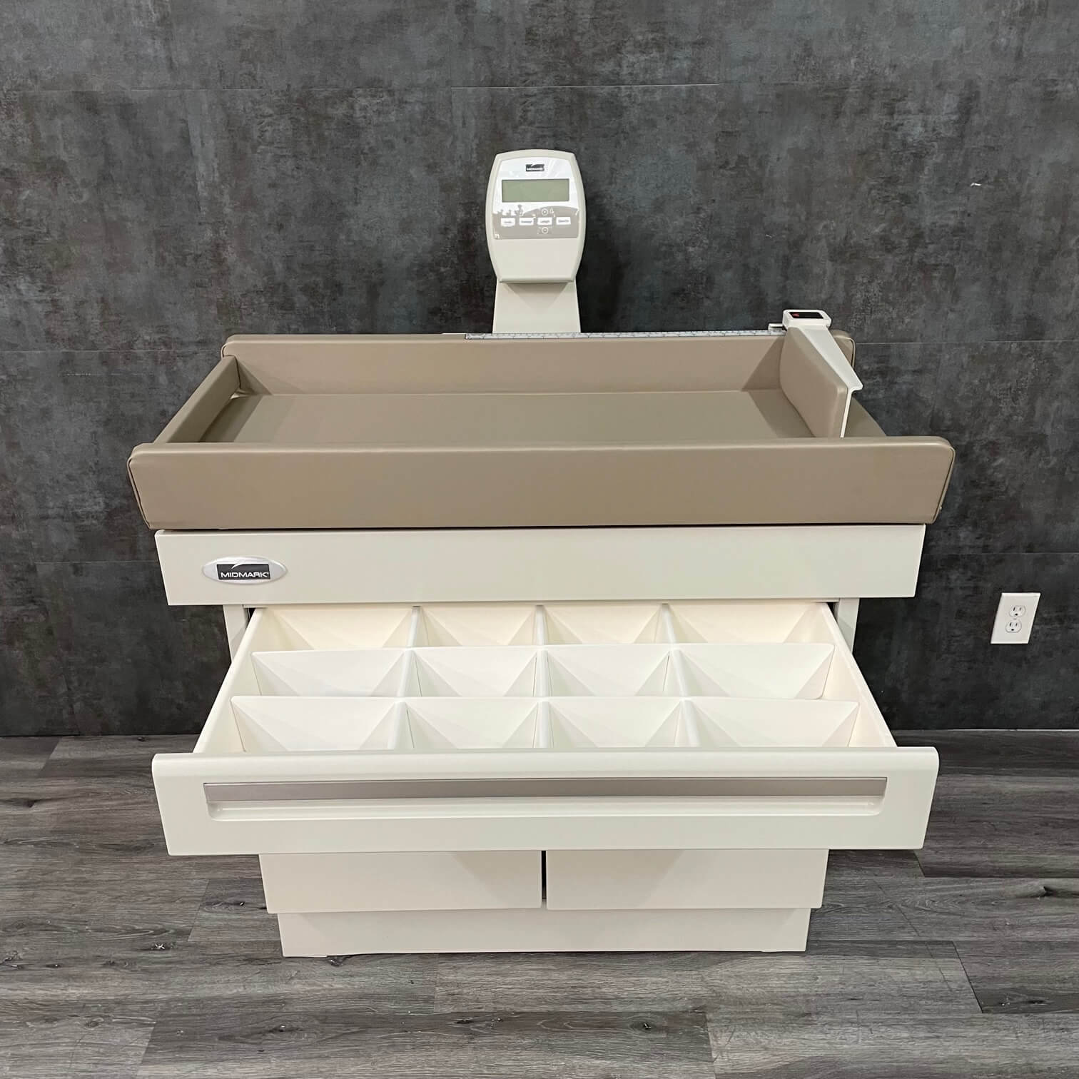 Midmark 640 Pediatric Table, Pediatric Scale