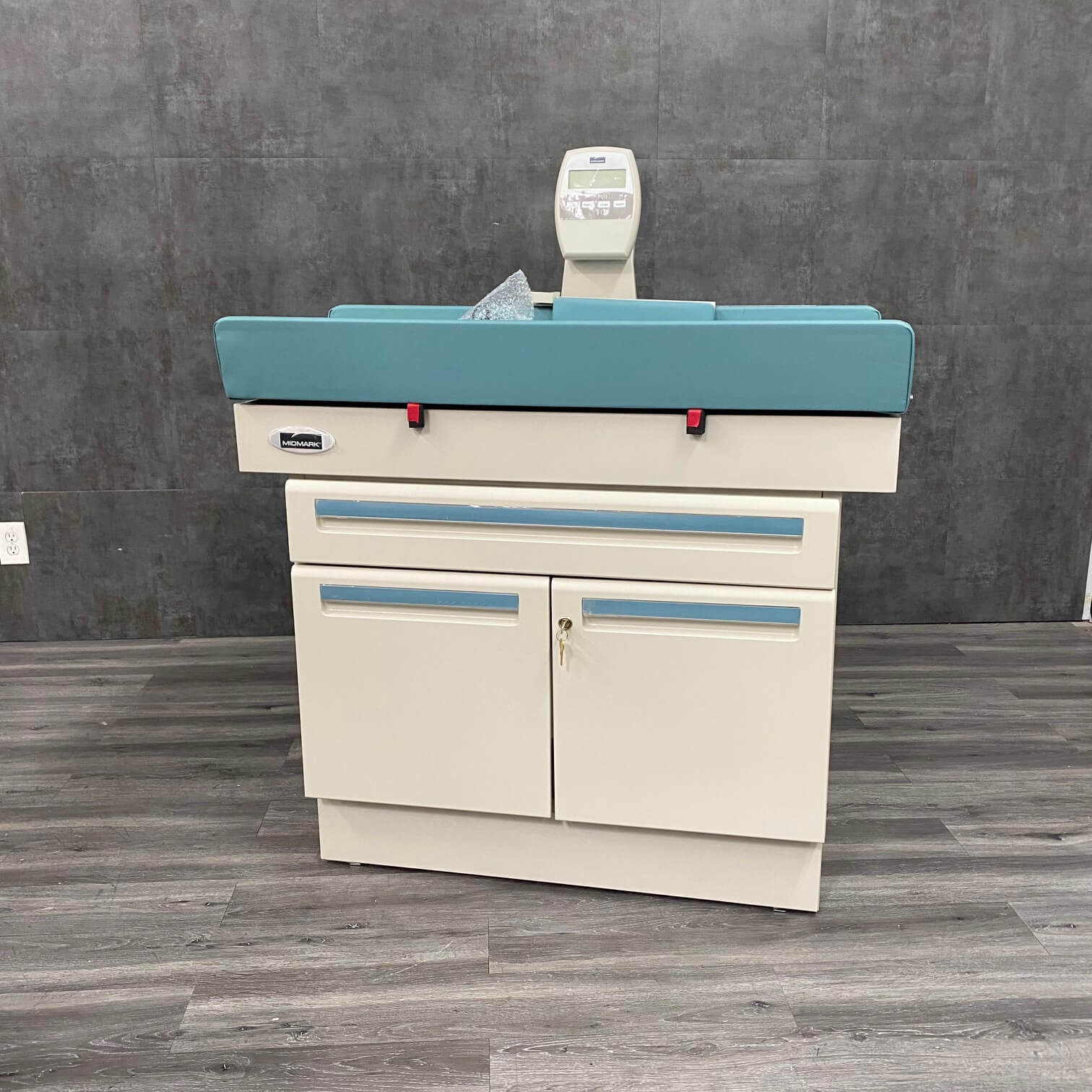 Midmark 640 Pediatric Table, Pediatric Scale