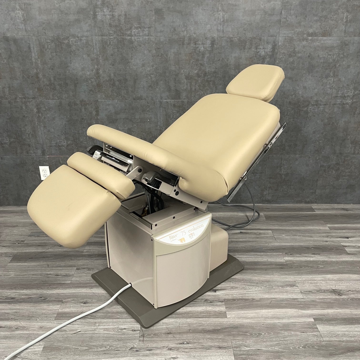 Midmark 75 Evolution Power Procedure Table