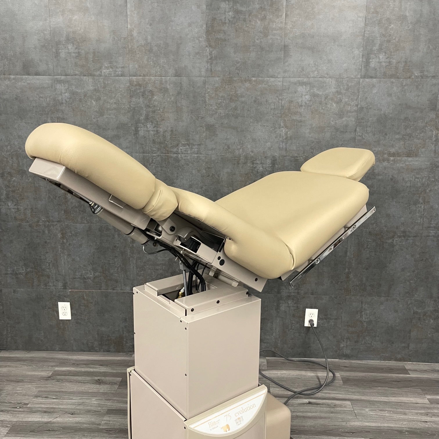 Midmark 75 Evolution Power Procedure Table