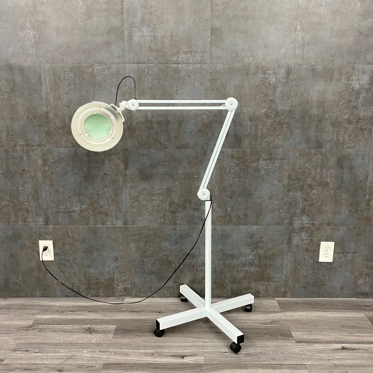 Mobile Magnifying Light