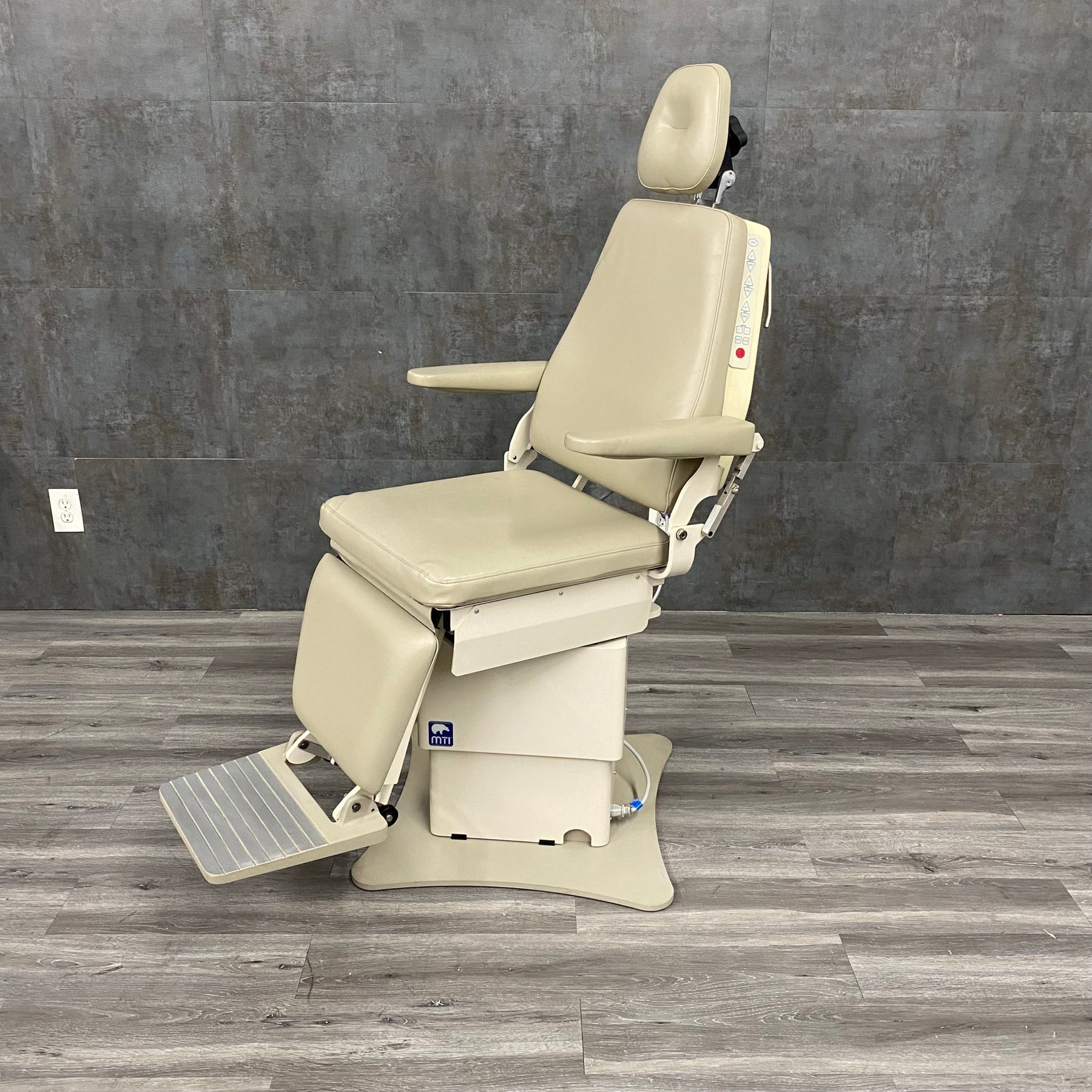 MTI 424 Tri Power Exam Chair