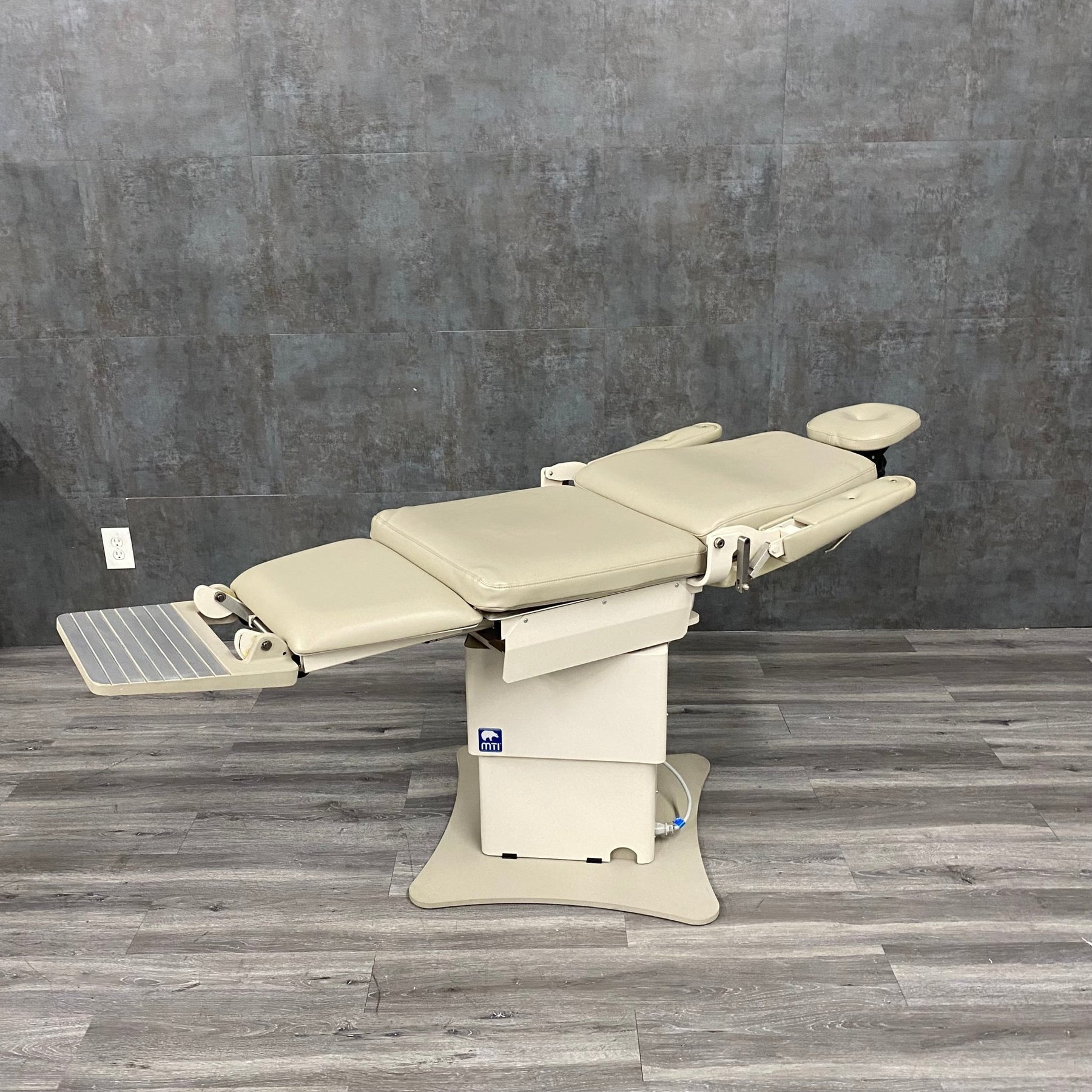 MTI 424 Tri Power Exam Chair