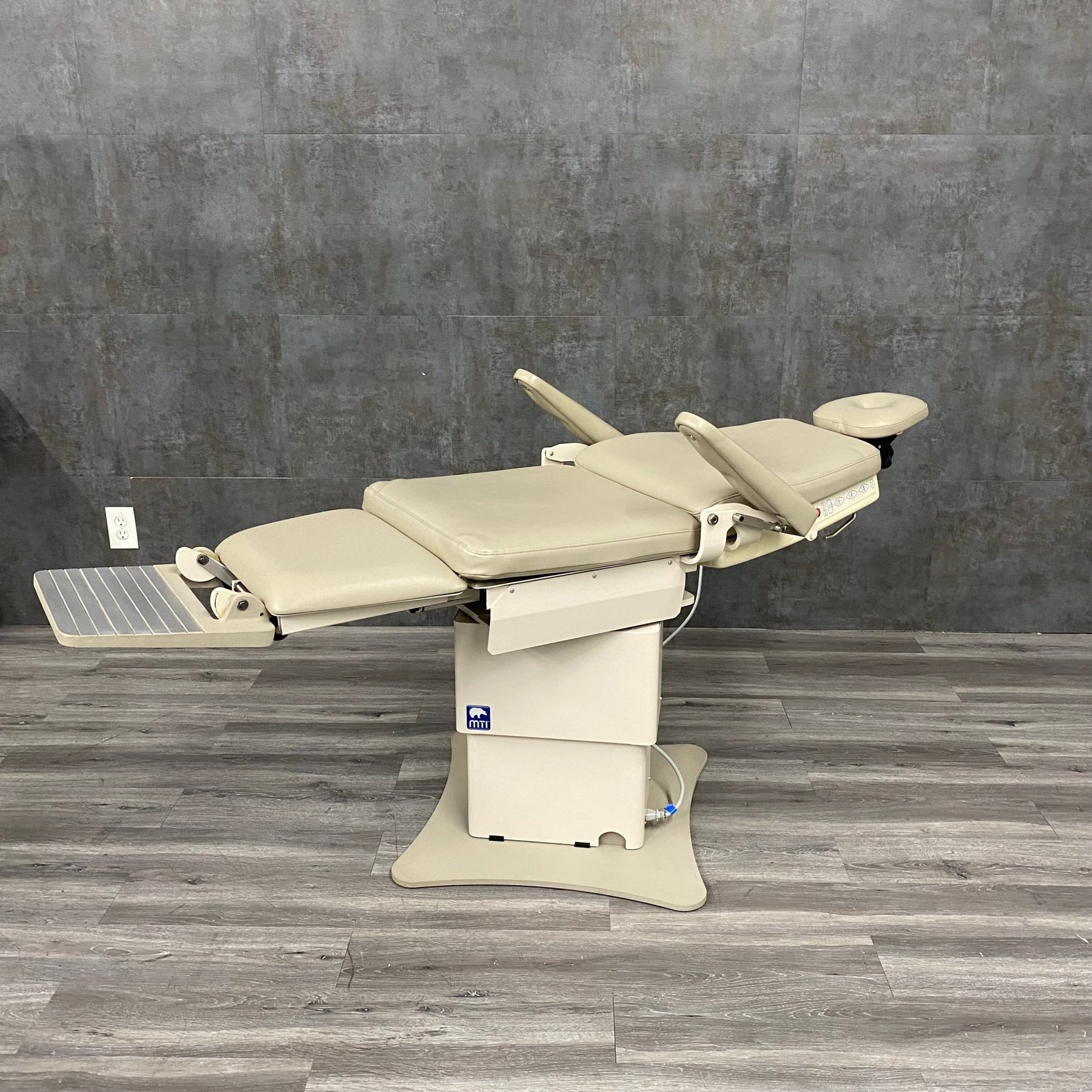 MTI 424 Tri Power Exam Chair