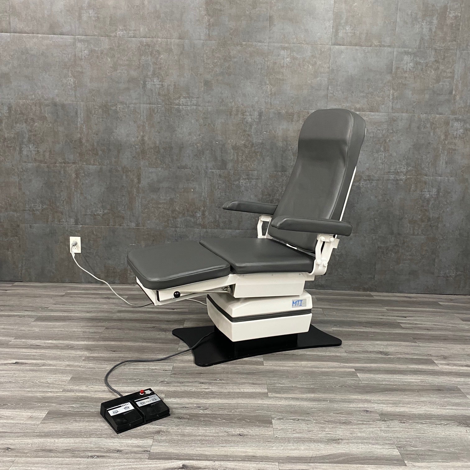 MTI 524 Podiatry Chair