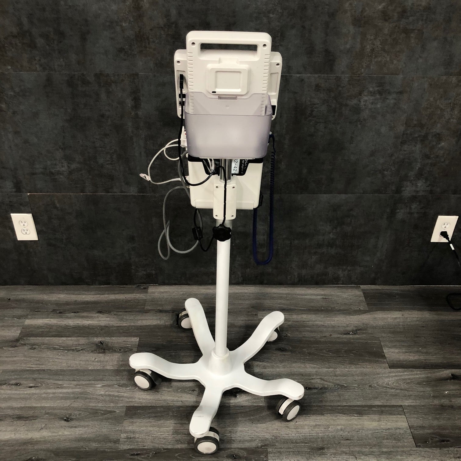 SECA mVSA Patient Monitor - NiBP, SpO2, Temp, Pulse, EQ BP, Touchscreen ...