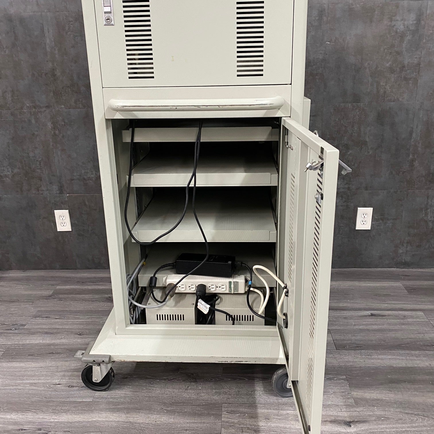 Storz Endoscopy Cart with Monitor