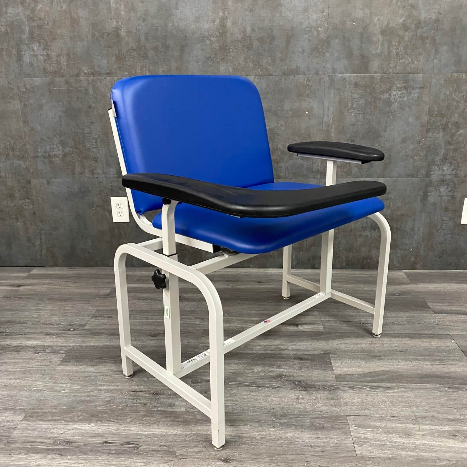 Winco Extra Large Padded Blood Drawing Phlebotomy Chair